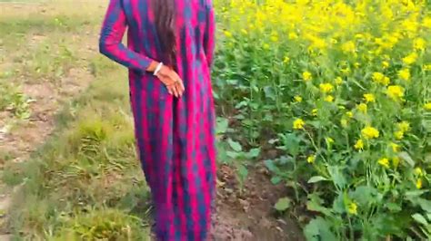 সর্ষে খেতে বৌদি কে চোদা Sarso Ki Khet Me Bhabi Ko Pel Diya Khet Me