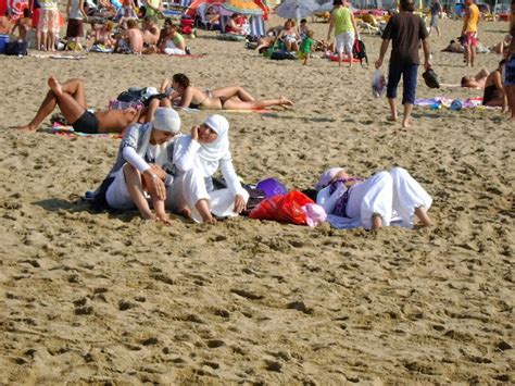 بهمنکده Bahmankadeh زنان باحجاب در سواحل لختی ها