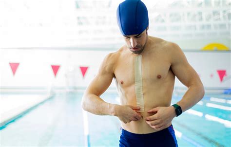 Foto De Um Jovem Na Piscina Remove Um Escudo Adesivo Que Protege Uma