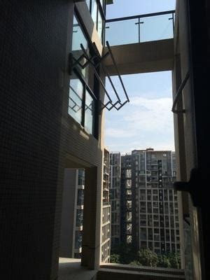太陽從西邊出來了，把陽台的晾衣架裝在天井裏 每日頭條