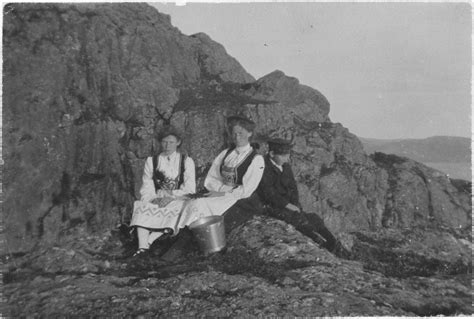 Lorentse Ophaug Og Kristiane Ophaug På Bærtur Ca 1910 Ørlandet