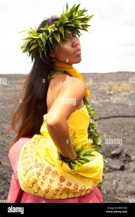 Traditional Hawaiian Women