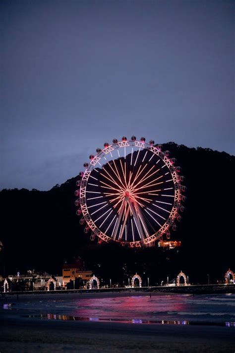 夜の観覧車と反射 · 無料の写真素材