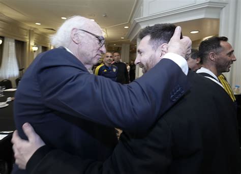 El Show De Abrazos De Lionel Messi En El Hotel Antes Del Partido