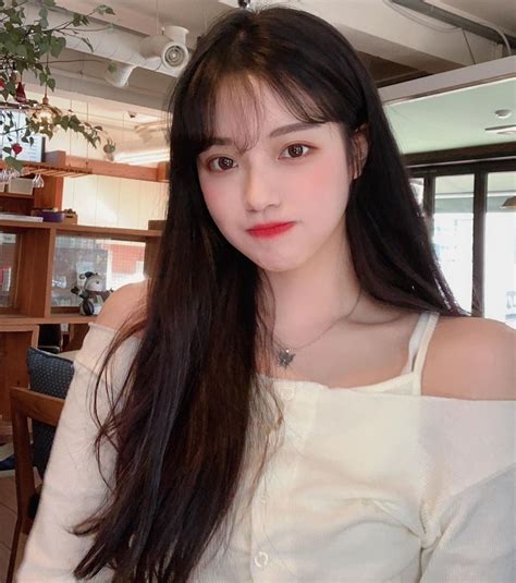 정 윤 On Instagram 산본마실 ᵕ̤ꈊᵕ̤ 세상 예쁜코디 많아도 흰티에 청바지가 최고야 화장두 점점 연해지는즁