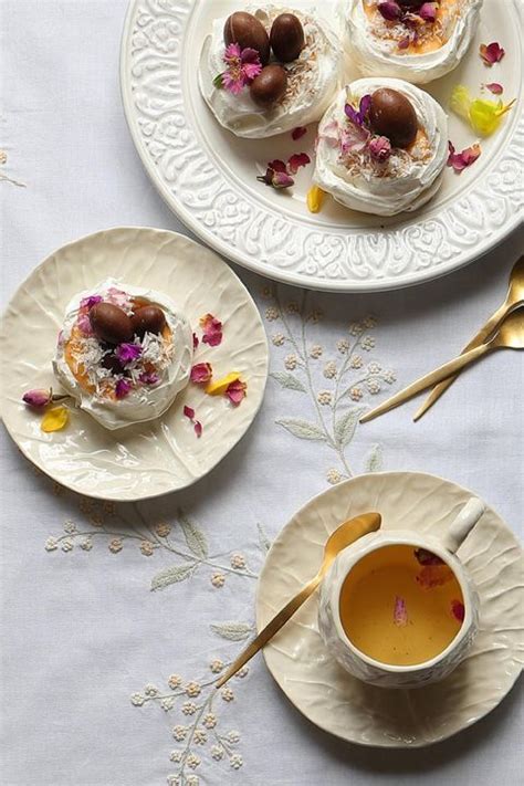 メレンゲネストのココナッツクリーム添え ｜elle Gourmet エル・グルメ