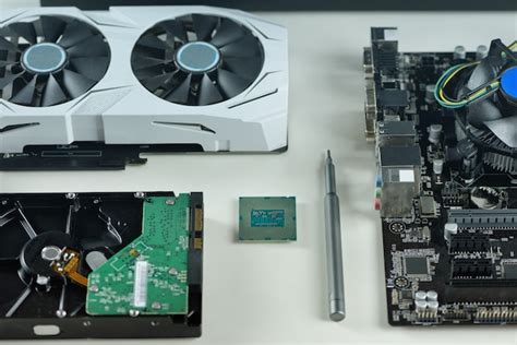 플랫 스타일의 컴퓨터 하드웨어 자세한 플랫 스타일 다른 컴퓨터 부품 Cpu 마더 보드 Hdd Ssd 및 비디오 카드 프리미엄 벡터