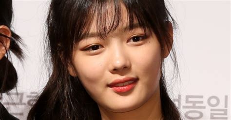 포토 김유정 하트 발사하는 인형