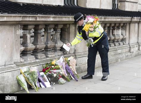 London Grossbritannien 23rd Mar 2017 Police Officer With Flowers