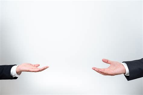 비즈니스 팀 손 사이에 제시된 중요한 메시지 두 손바닥 사이에 표시되는 중요한 정보 남자와 여자에게서 보여지는 중요한 발표 2명에 대한 스톡 사진 및 기타 이미지 Istock