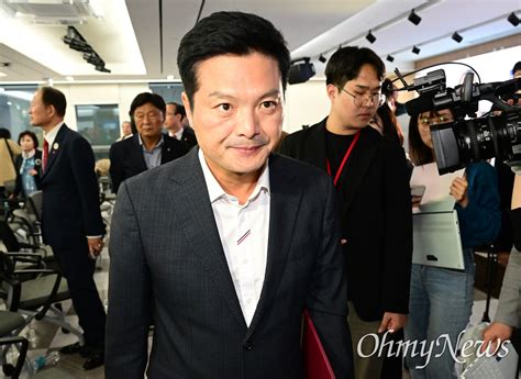 패배 인정하는 김태우 후보 오마이뉴스