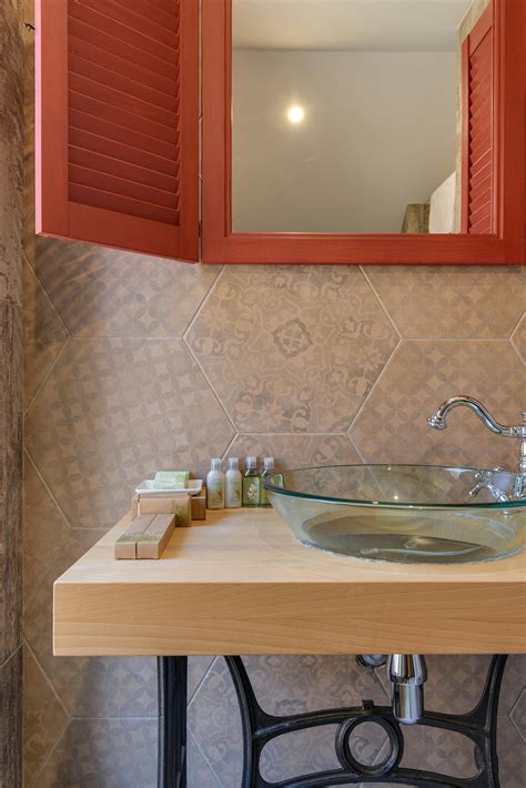 가라앉다 거울 반사 고급 욕실 고요한 공간 니켈 마감 디자이너 수도꼭지 미니멀리스트 반사면 배관 설비 벽 패턴