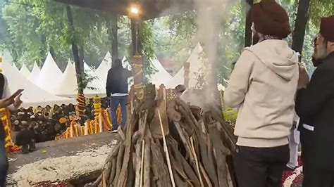 Former Pm Dr Manmohan Singh Cremated With Full State Honours Daughter Performs Last Rites