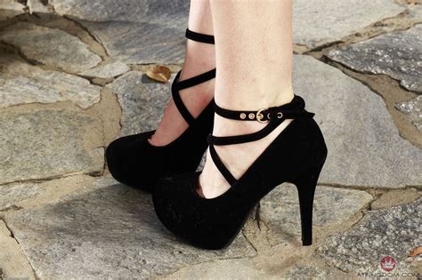 Amateur Dark Haired Babe Rose Winters Gaping Her Own Cunt Photos