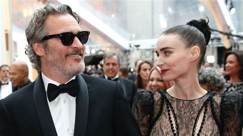 La Descontracturada Celebración De Joaquín Phoenix Junto A Rooney Mara