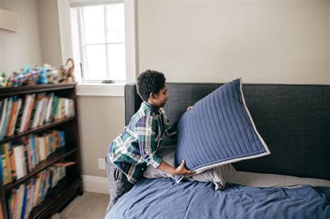 Niño Haciendo Su Cama Foto De Stock Y Más Banco De Imágenes De Cama
