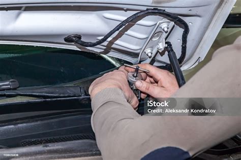 차량 수리 워크샵에서 엔진 실에 녹색 손잡이가 달린 렌치가 있는 자동차 수리점 나사 부품 윈드 실드와이 퍼 교통수단에 대한 스톡 사진 및 기타 이미지 Istock