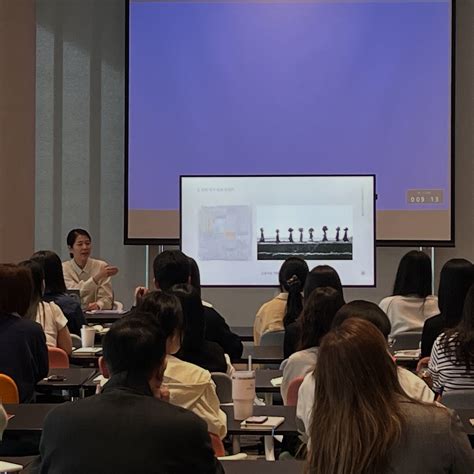 양정은 Yang Jungeun 얼마 전 인왕시장 채소가게에서 조금씩 섞어 여덟 가지쯤 골라 양손 가득 받아들고 만 원을 내는데 ‘이래도 되나 싶은 기분이