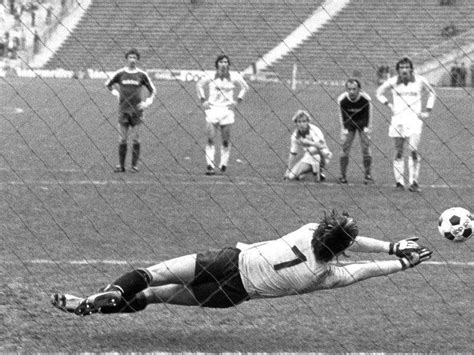 50 Jahre Elfmeterschießen Burdenski Wird Zum Matchwinner
