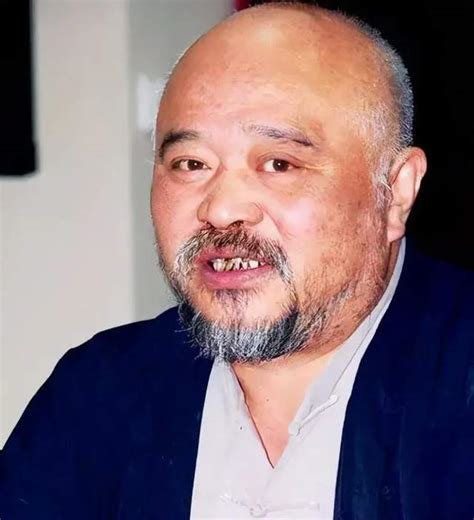 知名演员李琦摆摊卖烧烤，50元一串，精神状态比之前变好了百科ta说