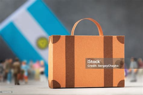 골판지 여행 가방 플라스틱 장난감 사람들 추상적인 배경에 깃발 아르헨티나로의 이주 또는 이민을 주제로 한 개념 여행 가방에 대한 스톡 사진 및 기타 이미지 Istock