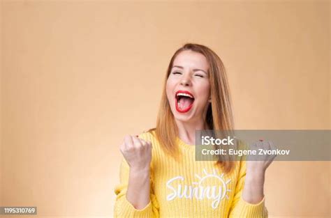 노란 배경을 통해 성공을 외치고 축하하는 손을 들고 행복한 성공적인 젊은 여성 긍정적인 감정 표현에 대한 스톡 사진 및 기타 이미지 긍정적인 감정 표현 노인