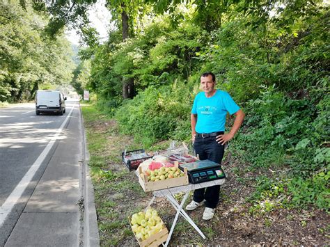 Sulejman Halilović Domaće Proizvode Prodaje Na štandu Uz Magistralnu Cestu Rtv Živinice