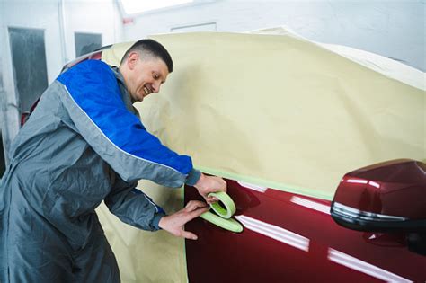 자동차 공장의 페인트 가게 직원이 그림을 그리기 위해 자동차를 준비하고 있습니다 산업 인테리어 차에 대한 스톡 사진 및 기타 이미지 Istock