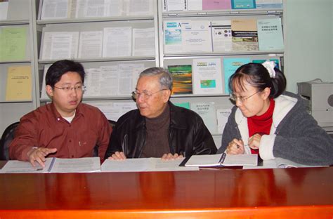 叶先生晚年和学生讨论问题 深切缅怀叶笃正院士