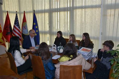 Nxënësit E Shkollës Komunale Penestia” Më Sollën Urimet Për Vitin E Ri 2023 Komuna Dibër