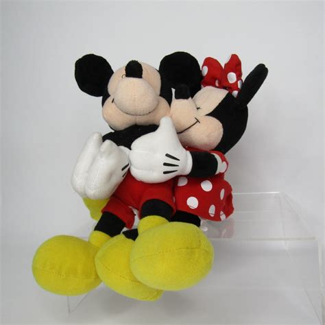 Minnie Mouse And Mickey Mouse Kissing