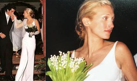 Carolyn Bessettes Wedding Dress A Style Icon Of The 1990s