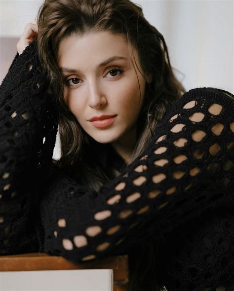 Hande Erçel Picture