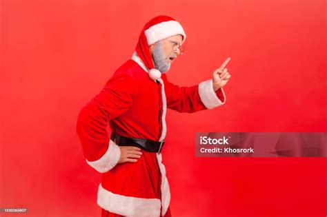 당신에게 말했어요 손가락 경고 제스처와 함께 주의 기호서서 서 산타 클로스 의상을 입고 회색 수염노인의 측면 보기 30 34세에 대한 스톡 사진 및 기타 이미지 Istock