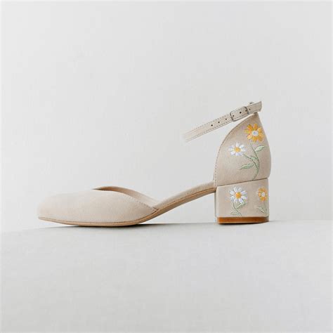 Ivory Bridal Sandals With Daisy Embroidery Wedding Shoes With V