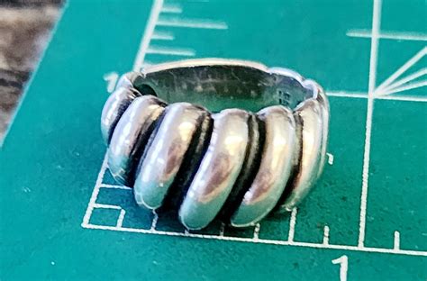 Retired James Avery Wide Ribbed Dome Ring Size 6 Gem