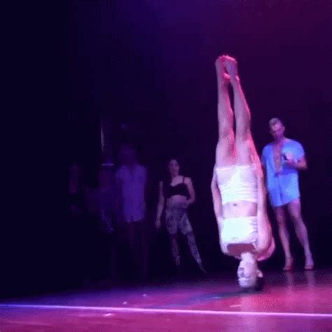 Break Dancing Girl 