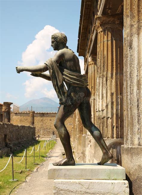 Estatua En Pompeya Foto De Archivo Imagen De Estatua 106742246