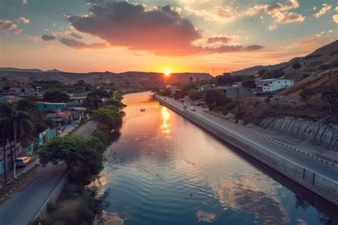 O Canal De Lima Ao Pôr Do Sol Filmado A Partir De Um Drone Foto Premium