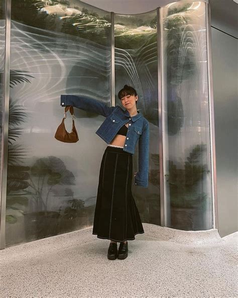 5 Ide Pakai Outfit Hitam Untuk Cewek Tubuh Mungil Stylish Abis