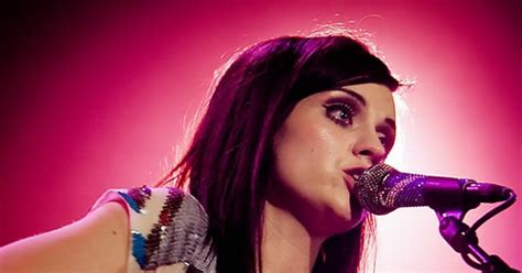 쇼케이스 공연하는 에이미 맥도널드