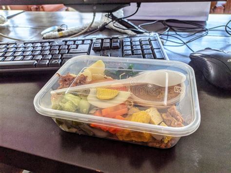 the use of disposable food containers made of plastic to wrap lunch in