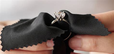 Limpiar El Anillo De Compromiso En Casa Ringsanddreams