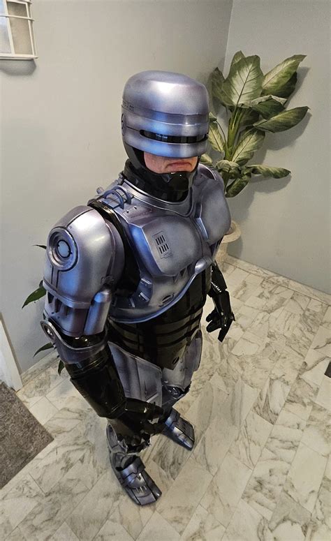 Robocop 2024 Sans Costume Chappie Review Reviews Screen