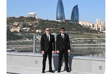 Bayraq Meydanında əl ələ — Fotolar