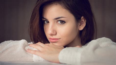 Brunette Portrait Natural Light Brown Eyes Delaia Gonzalez Closeup