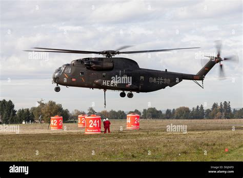Water Tank Firefighting Helicopters Fotos Und Bildmaterial In Hoher