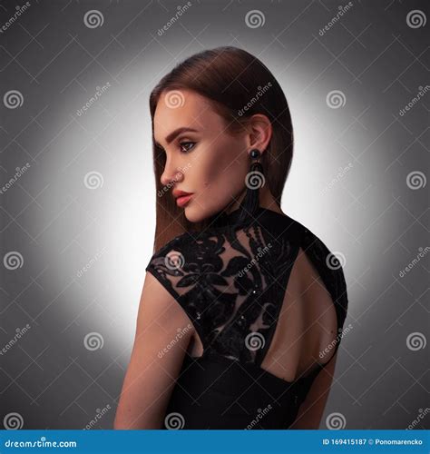 Una Ragazza Sexy Vestita Di Nero In Studio Immagine Stock Immagine Di Bellezza Elegante