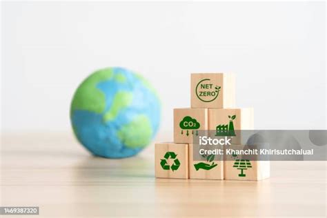 탄소 중립 및 순 제로 개념 자연 환경에 대한 나무 큐브에 녹색 순 제로 아이콘 기후 중립 장기 전략 온실 가스 배출 목표 아이콘에 대한 스톡 사진 및 기타 이미지 Istock