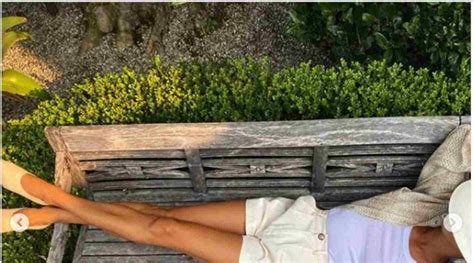 Elisabetta Canalis Stesa Ma Il Reggiseno Dovè Foto